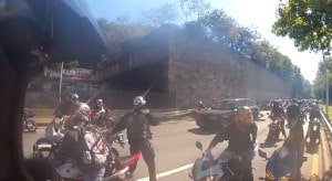 New York Range Rover driver beaten up by motorcycle pack.