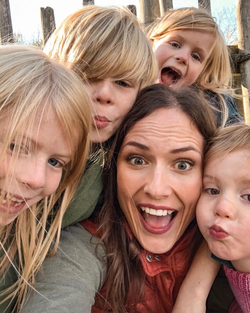 Emily Mitchell the Hidden Way Instagram pregnant blogger mystery death