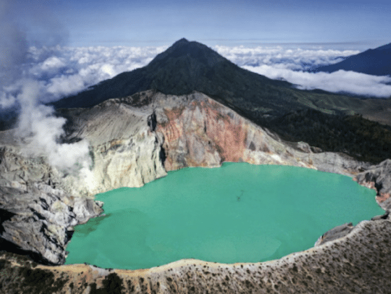 Huang Lihong Chinese tourist falls into volcano posing for photos