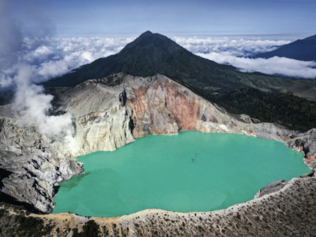 Huang Lihong Chinese tourist falls into volcano posing for photos